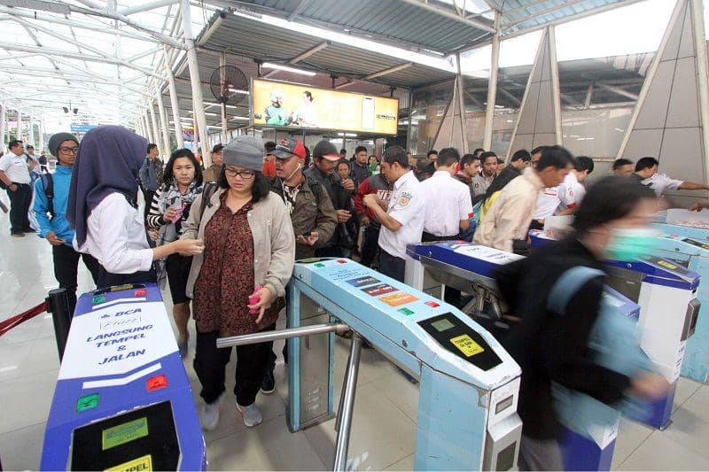 2 Cara Naik KRL Terbaru 2024, Panduan untuk Komuter Pemula | IDN Times