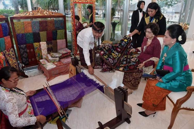 Kain Endek Bali: Sejarah, Pembuatan, dan Filosofinya | IDN Times