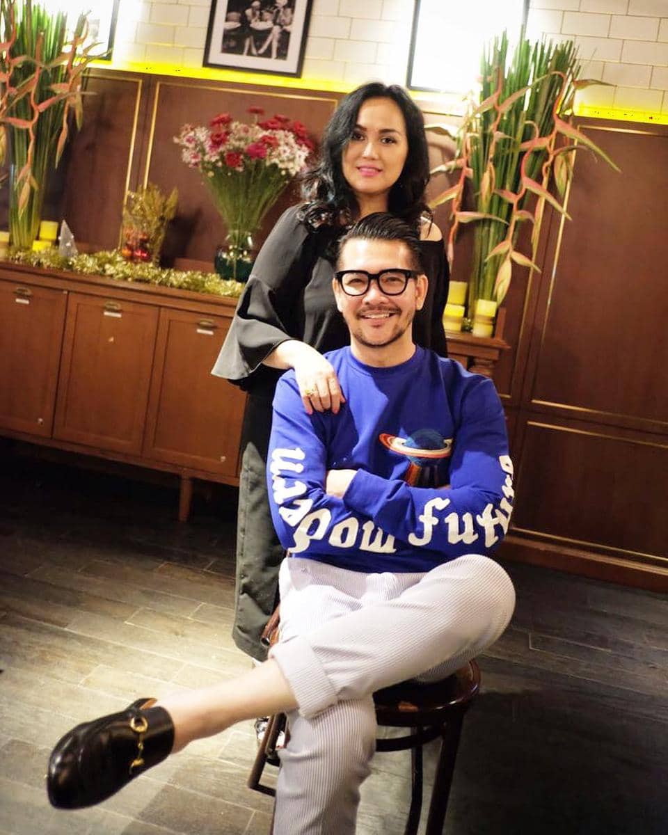 23 Tahun Menikah, Ini 10 Potret Romantisnya Ferry Salim dan Istri | IDN ...