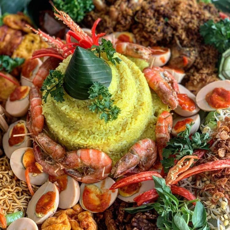 10 Jenis Nasi yang Cuma Ada di Indonesia, Semuanya Enak & Bikin N | IDN ...