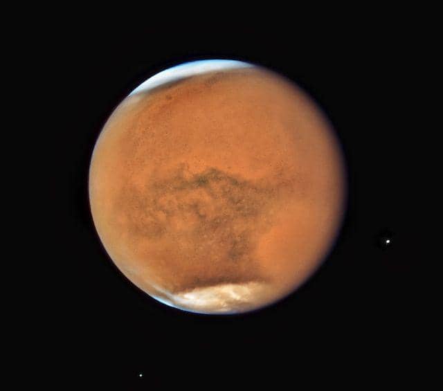 5 Fakta Phobos dan Deimos, Satelit yang Setia Mengiringi Mars | IDN Times