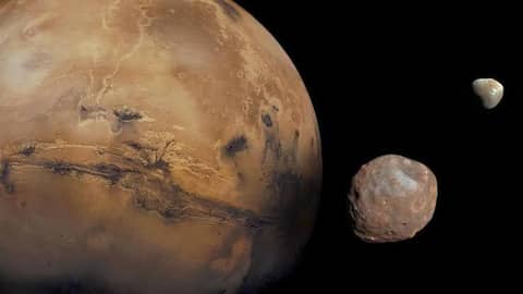 5 Fakta Phobos dan Deimos, Satelit yang Setia Mengiringi Mars | IDN Times
