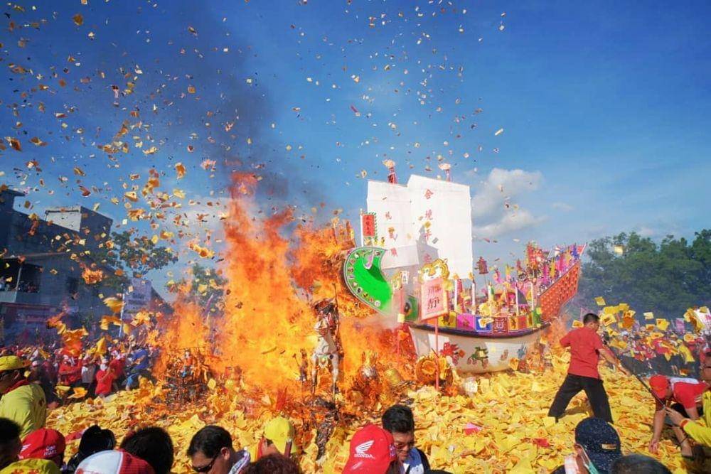 10 Tradisi Unik Masyarakat Adat Khas Indonesia yang Masih Eksis | IDN Times