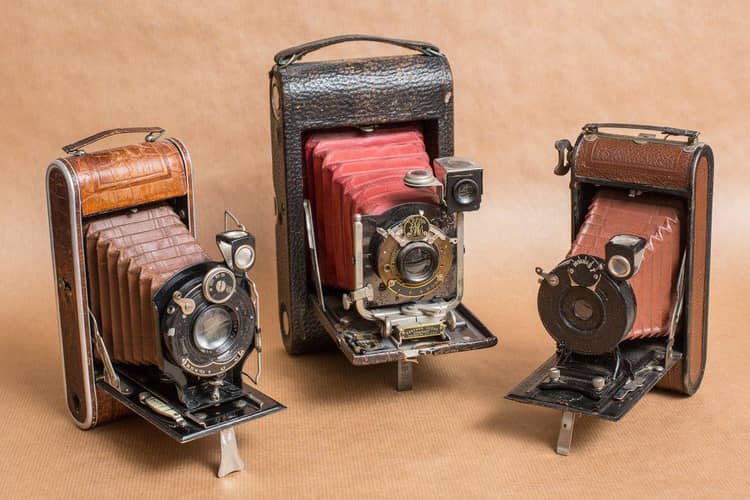 5 Fakta Sejarah Penemuan Kamera, Siapa Orang Pertama Dibaliknya? | IDN ...