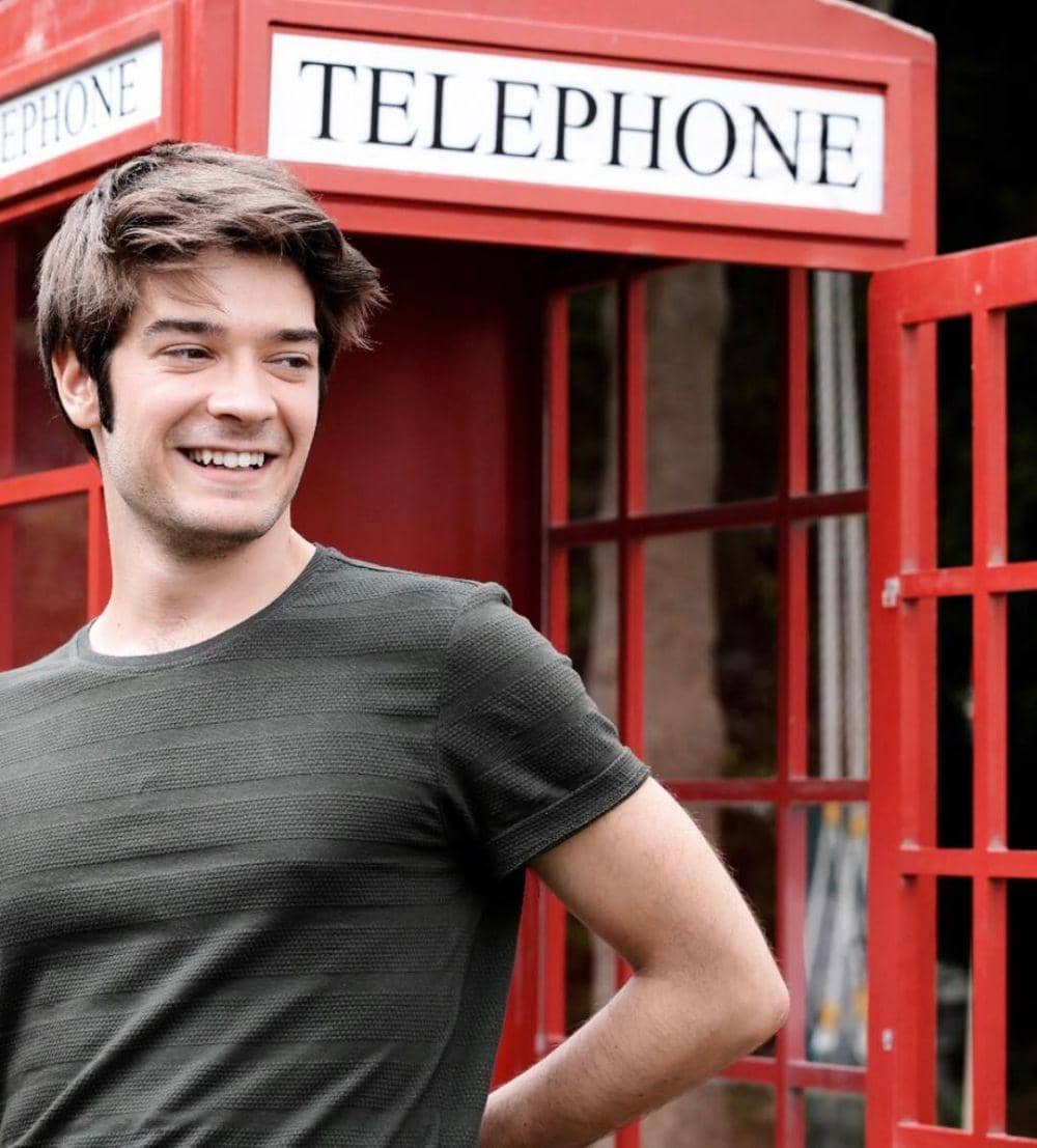 10 Potret Burak Can, Aktor Turki Keren di Drama Super Family | IDN Times