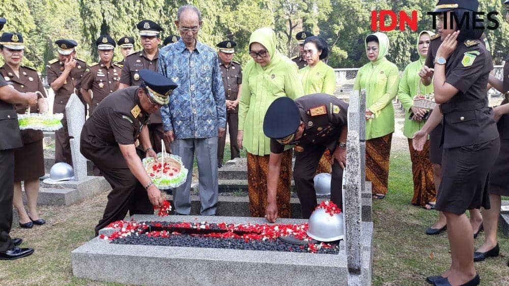 Baharuddin Lopa, Pendekar Hukum Antisuap Keturunan Bangsawan Suls | IDN ...