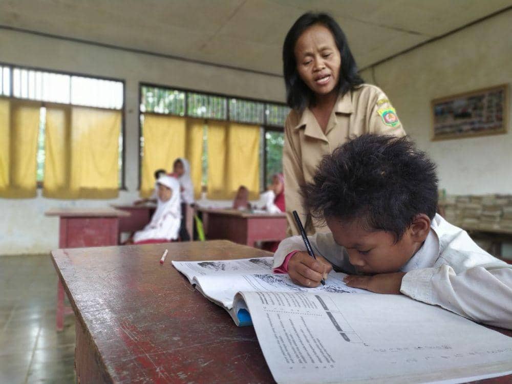 Berapa Gaji Guru Honorer di Indonesia? Segini Kisarannya | IDN Times