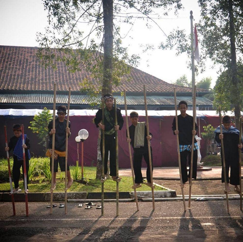 Fakta dan Sejarah Permainan Tradisional Egrang | IDN Times Lampung