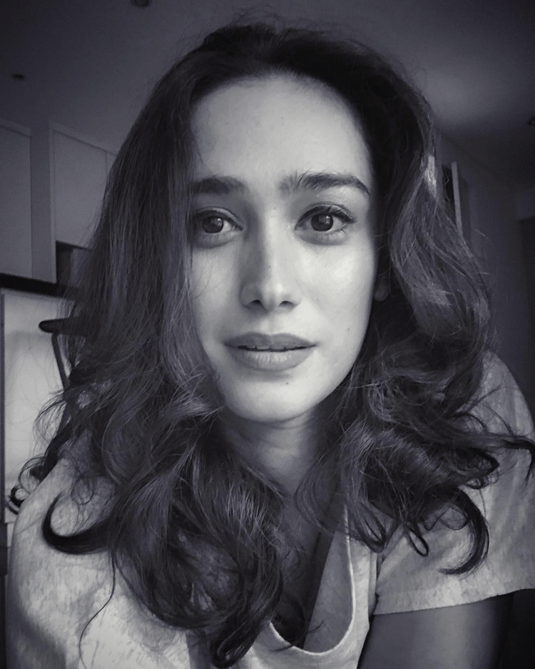 10 Potret Hitam Putih ala Alexandra Gottardo, Penuh Pesona! | IDN Times