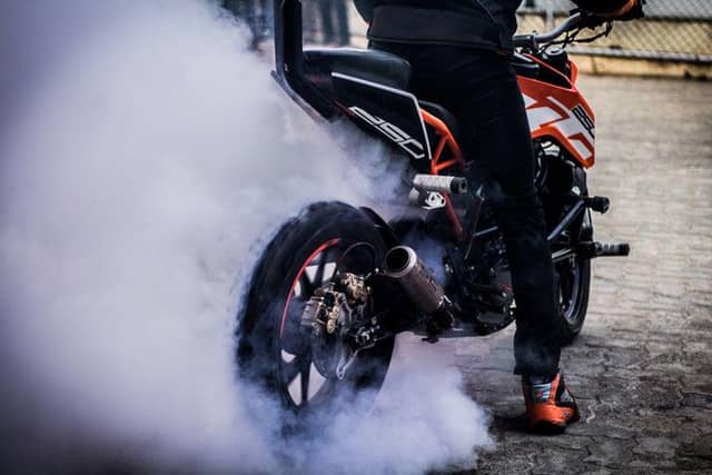 Kenapa Knalpot Motor Keluar Asap? | IDN Times