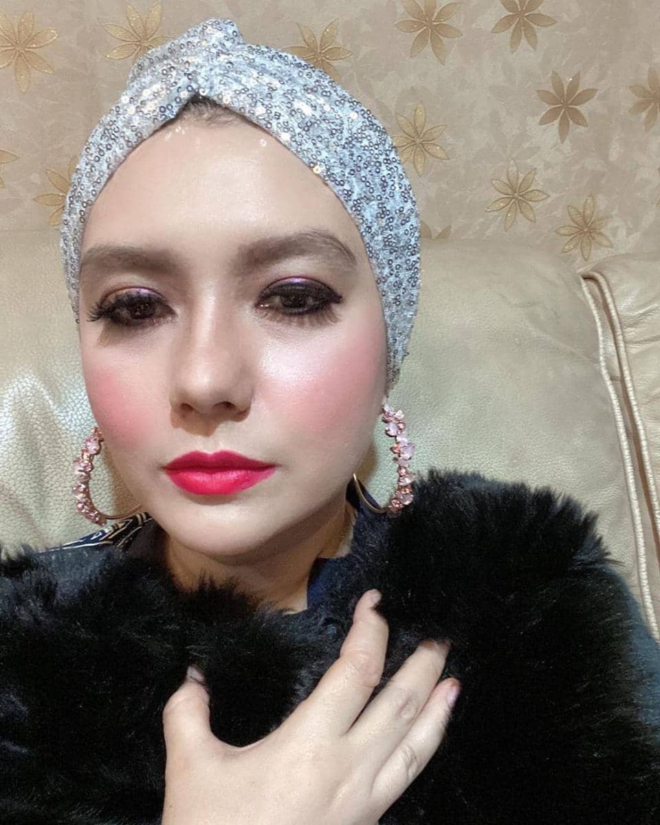 9 Potret Viona Rosalina, Istri Eko Patrio yang Khas dengan Turban | IDN ...