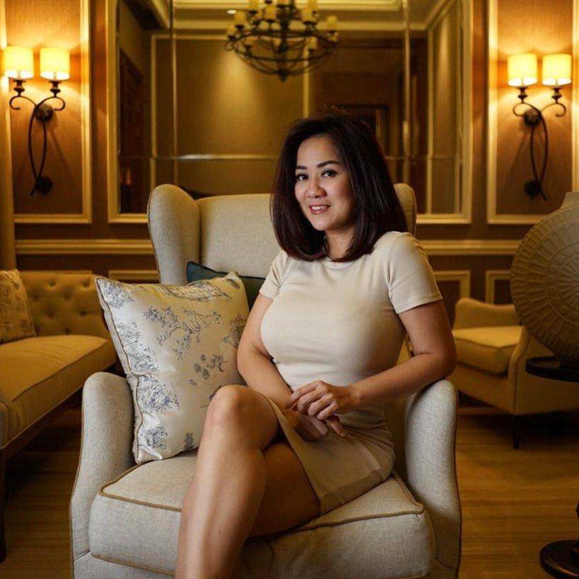 10 Potret Memesona Tante Ernie, Tante Pemersatu Bangsa yang Lagi | IDN Times Jateng