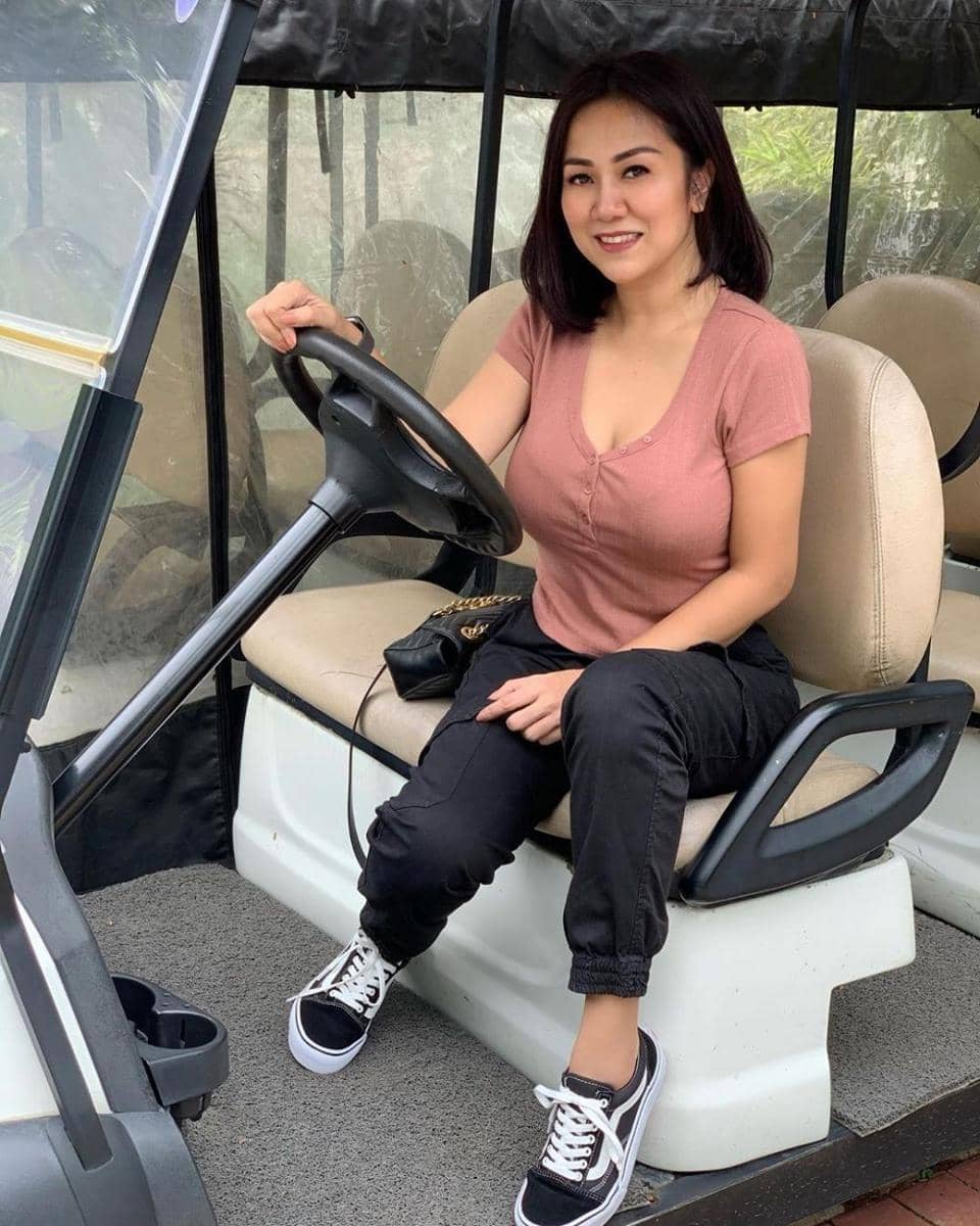 10 Potret Memesona Tante Ernie, Tante Pemersatu Bangsa yang Lagi | IDN Times Jateng