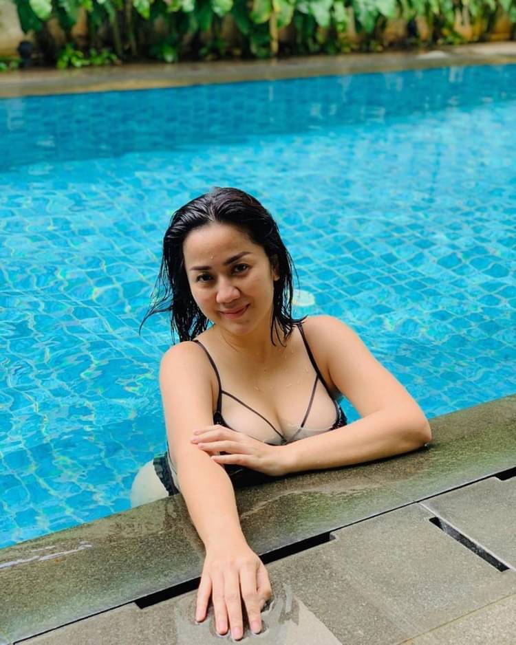 10 Potret Memesona Tante Ernie, Tante Pemersatu Bangsa yang Lagi | IDN Times Jateng