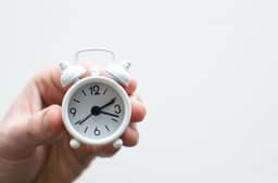 Penggunaan Kata Pukul dan Jam yang Benar | IDN Times