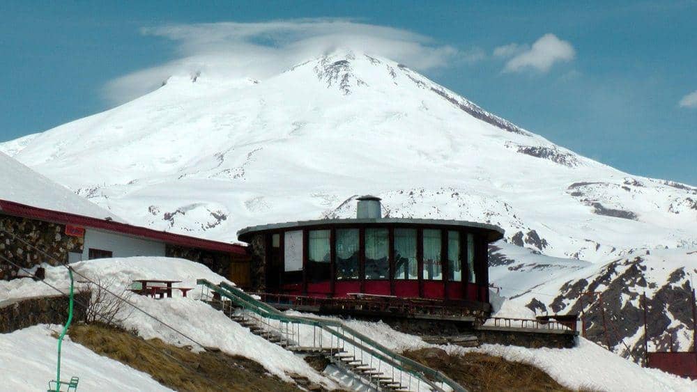 10 Fakta Keren tentang Gunung Elbrus, Titik Tertinggi di Benua Er | IDN ...