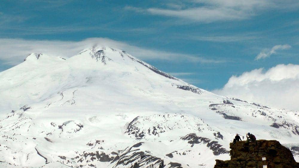 10 Fakta Keren tentang Gunung Elbrus, Titik Tertinggi di Benua Er | IDN ...