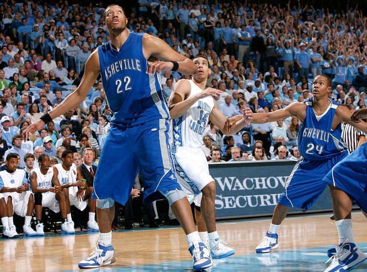 18 Pemain Basket Tertinggi di Dunia Dalam Sejarah | IDN Times