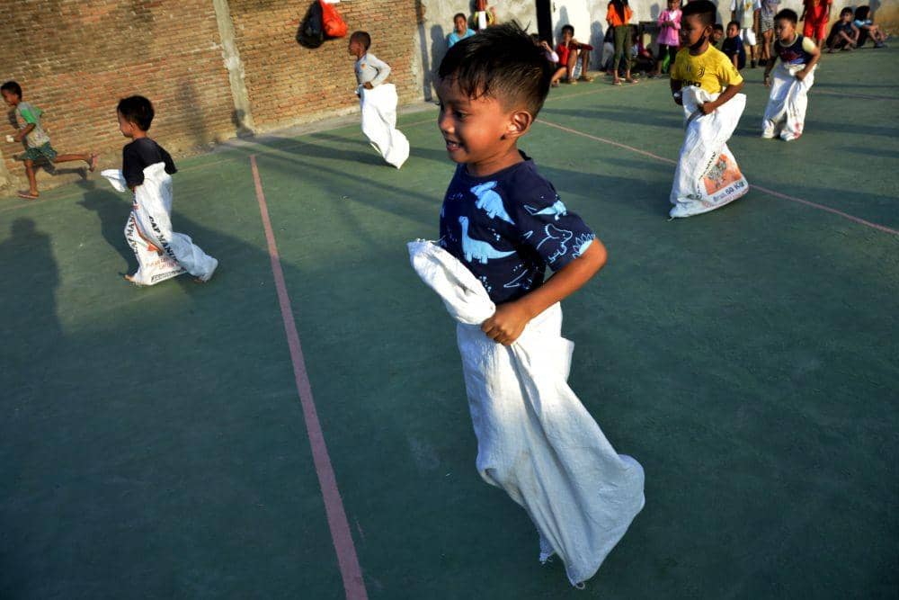Makna Lomba 17 Agustus: Tarik Tambang, Bakiak, Panjat Pinang, Balap Karung, Makan Kerupuk | IDN ...