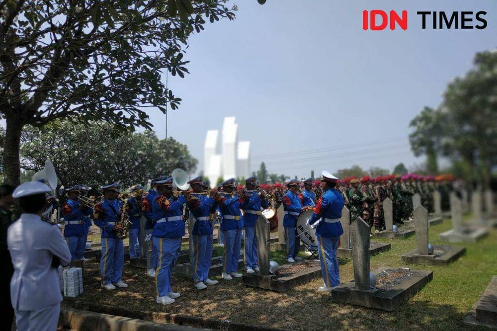 Lirik Lagu Gugur Bunga Ciptaan Ismail Marzuki | IDN Times