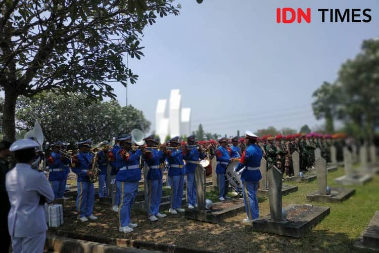 Lirik Lagu Gugur Bunga Ciptaan Ismail Marzuki | IDN Times