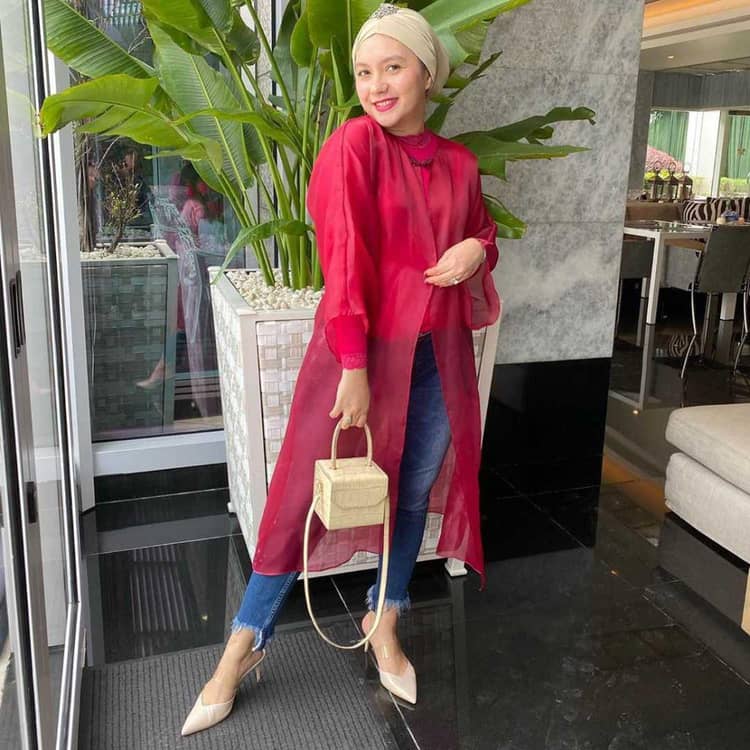 10 Pesona Viona Rosalina, Istri Eko Patrio yang Awet Muda Banget | IDN ...
