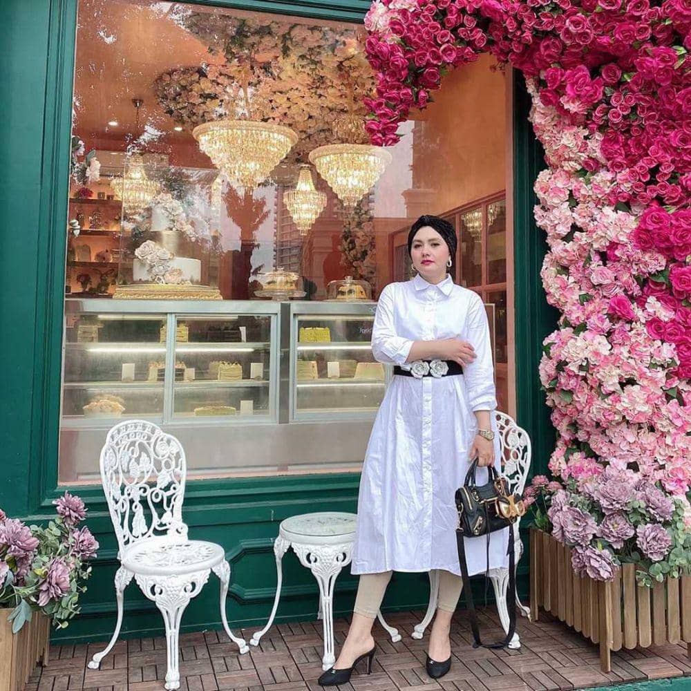 10 Pesona Viona Rosalina, Istri Eko Patrio yang Awet Muda Banget | IDN ...