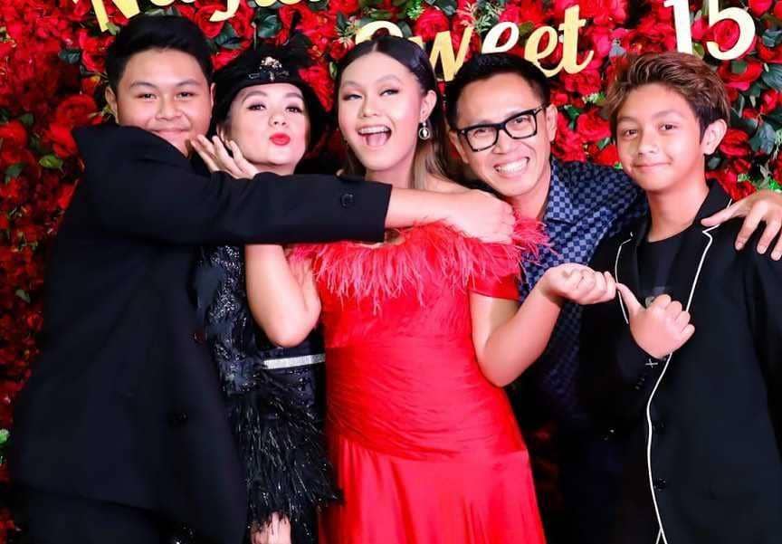 10 Pesona Viona Rosalina, Istri Eko Patrio yang Awet Muda Banget | IDN ...