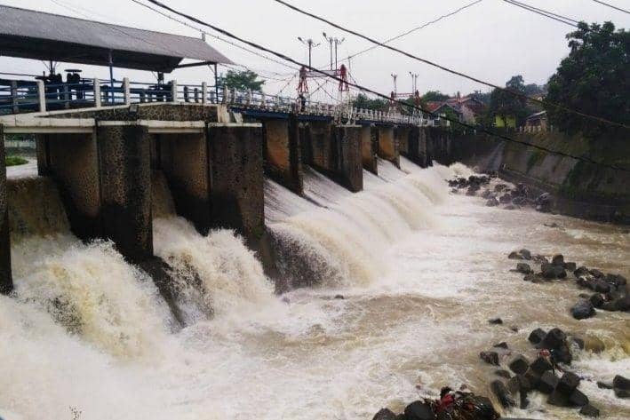 Ciliwung Meluap, Bendung Katulampa Siaga 3 Banjir Jakarta Malam Ini ...