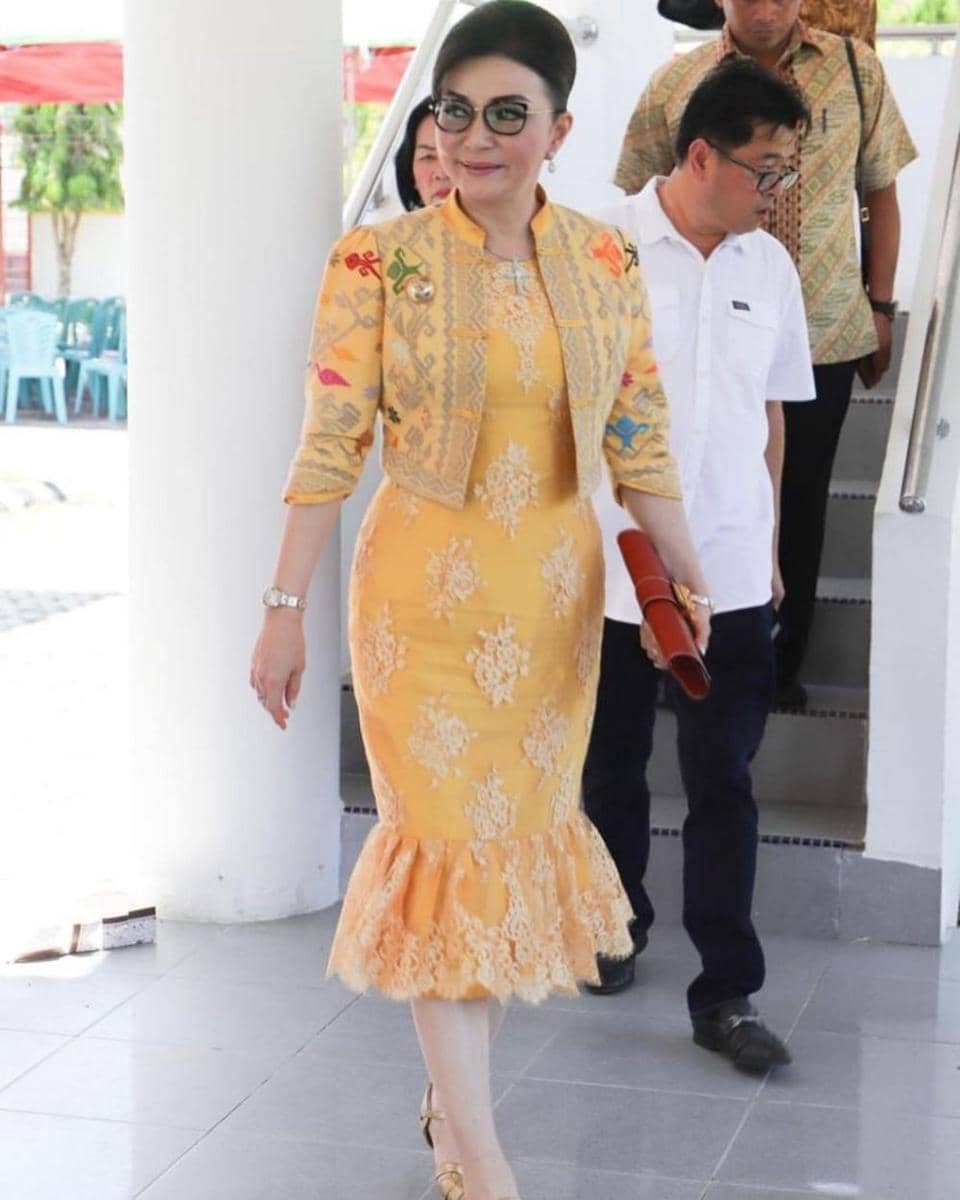 10 Inspirasi Style Kebaya & Dress ala Tetty Paruntu, Awet Muda Ba | IDN ...