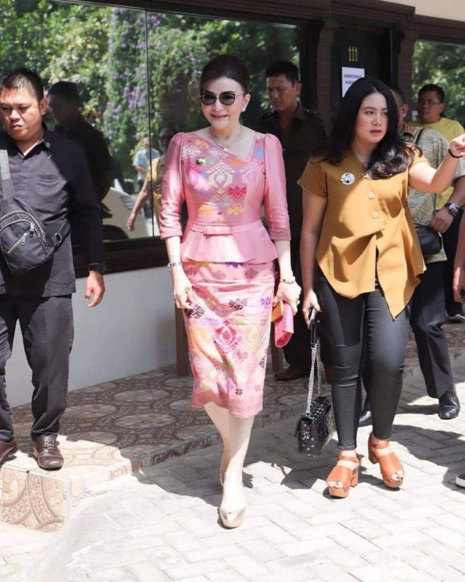 10 Inspirasi Style Kebaya & Dress ala Tetty Paruntu, Awet Muda Ba | IDN Times