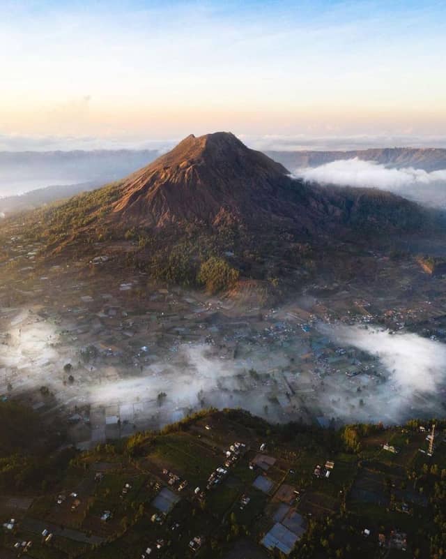 10 Gunung Indonesia yang Paling Ramai Pendaki, Wajib Masuk Bucket | IDN ...