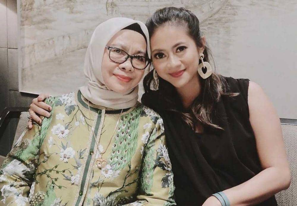 Jarang Disorot, 10 Potret Keakraban Rini Yulianti dan Sang Mama | IDN Times