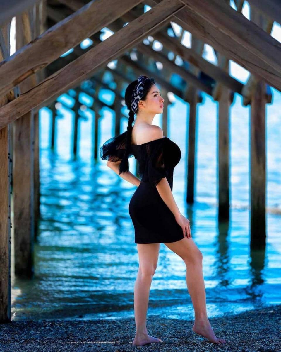 9 Potret Gaya Liburan Angel Karamoy, Menawan dengan Body Goals! | IDN Times