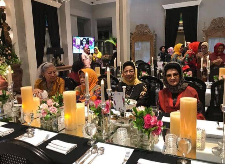 Ingat 'Mak Lampir'? 10 Potretnya Bersama Cucunya Ify | IDN Times