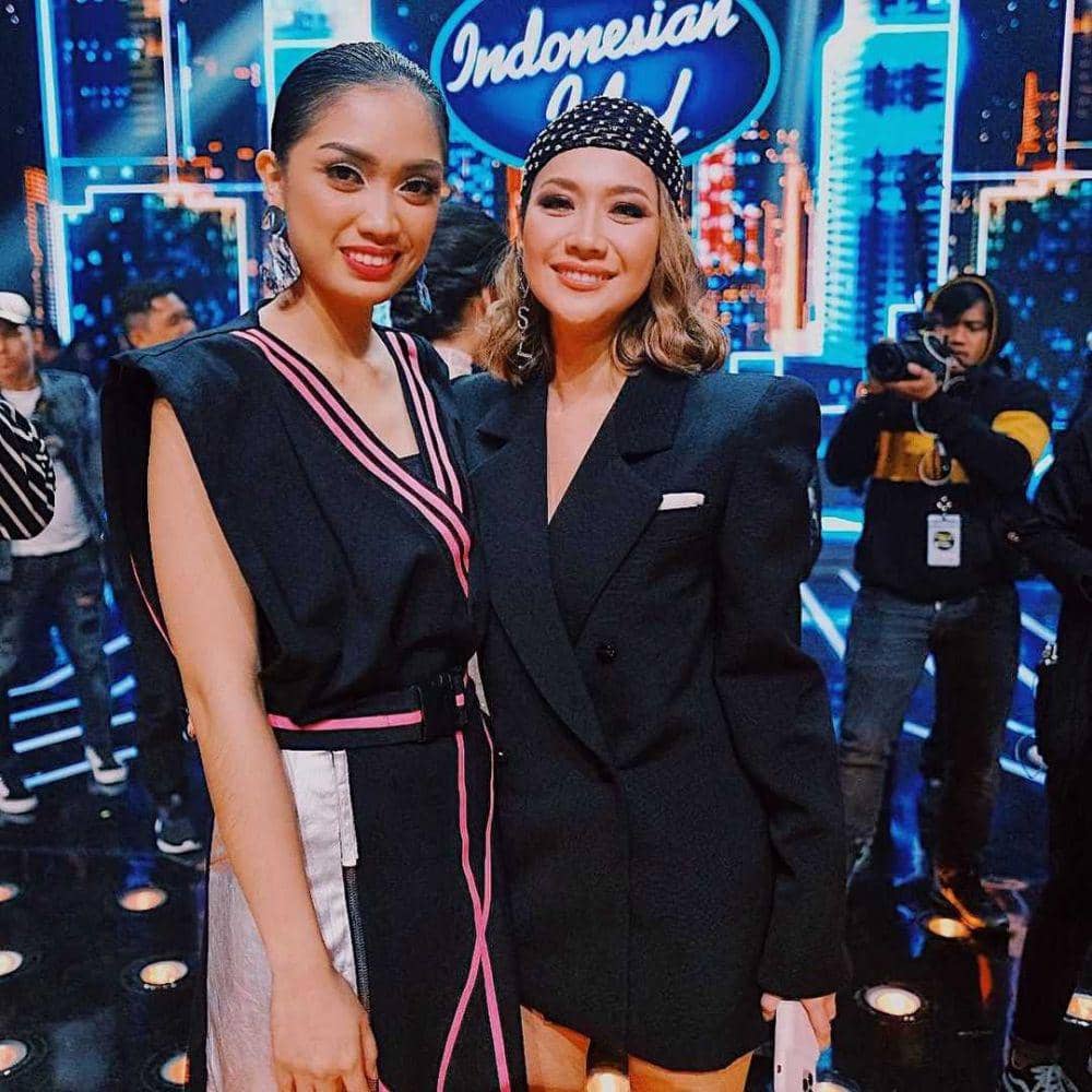 9 Potret Bunga Citra Lestari dalam Balutan Blazer Dress | IDN Times