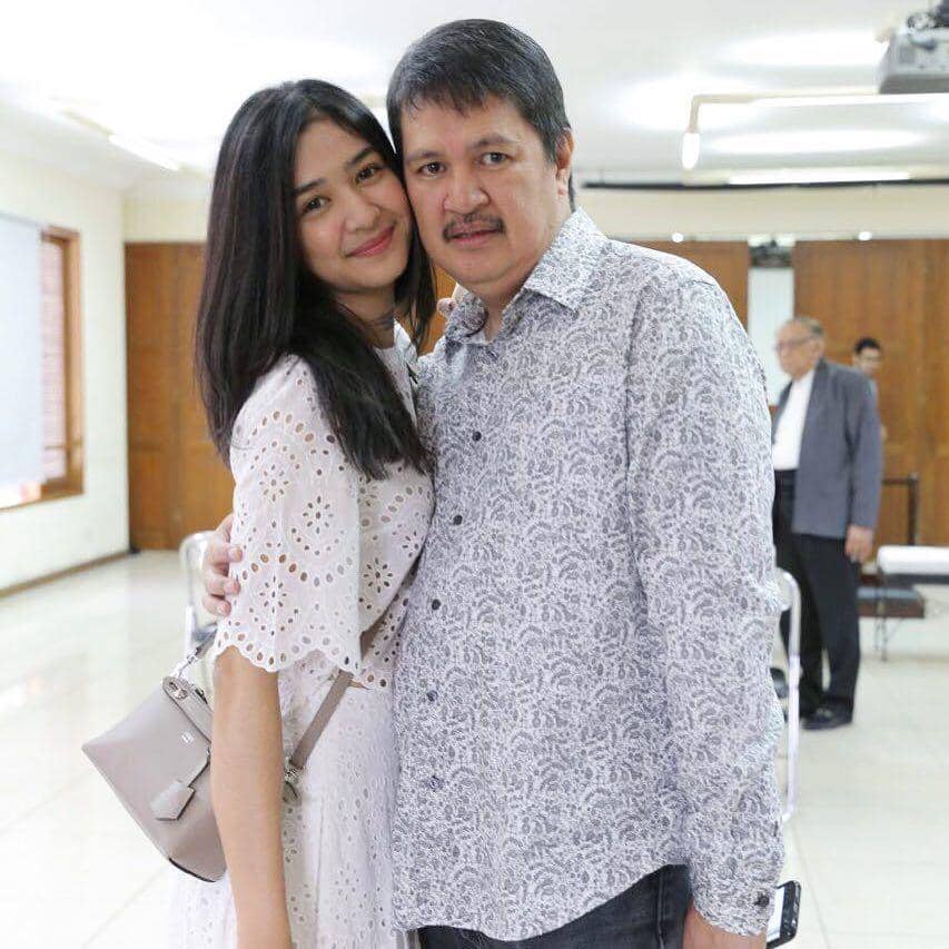 Ditinggal Ibunda, 10 Potret Mikha Tambayong Bersama Ayahnya | IDN Times