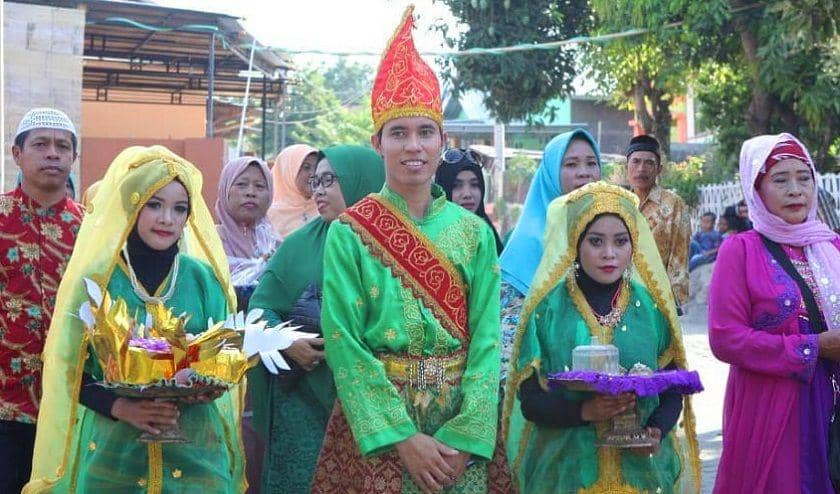 6 Tradisi Masyarakat Sumbawa, Masyarakat Asli di NTB | IDN Times NTB