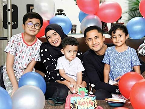 10 Potret Manis Kekompakan Keluarga Hengky Kurniawan | IDN Times