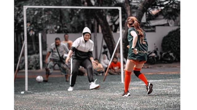 Potret Tangguh Ayu Ting Ting Bermain Sepak Bola | IDN Times