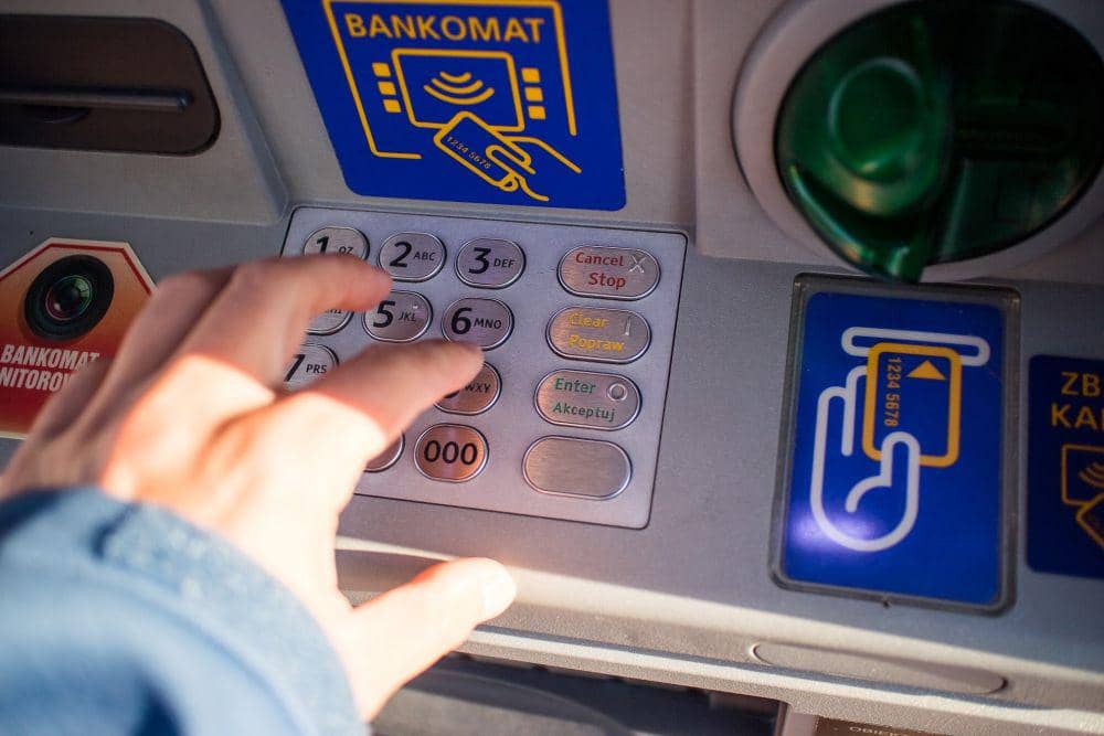 4 Perbedaan ATM Link dan ATM Bersama, Sudah Tahu Bedanya? | IDN Times