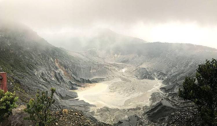 6 Fakta Menarik Gunung Tangkuban Perahu, Kisah Sangkuriang | IDN Times