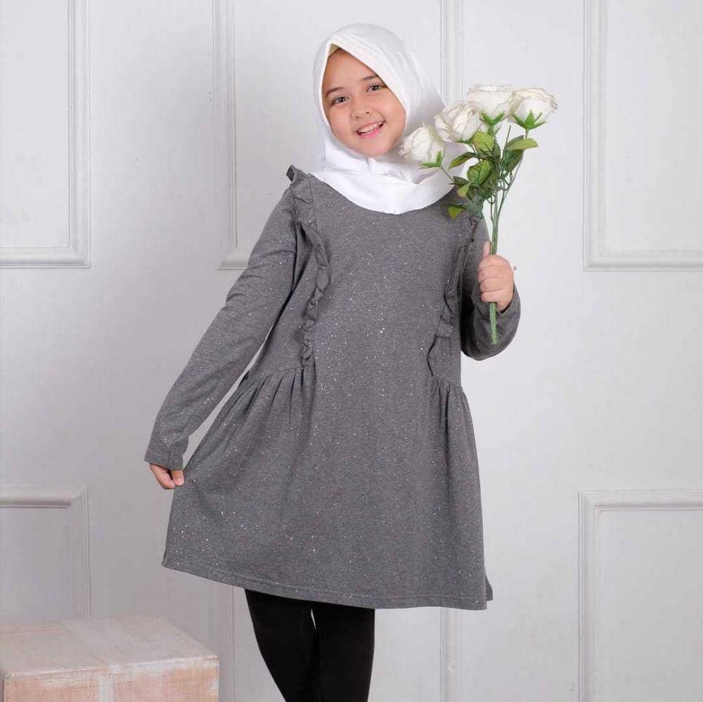 Potret Ciara Brosnan yang Kian Menawan | IDN Times