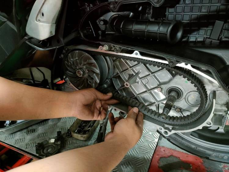 5 Perbedaan Timing Belt dan Fan Belt, Bentuk hingga Fungsi | IDN Times