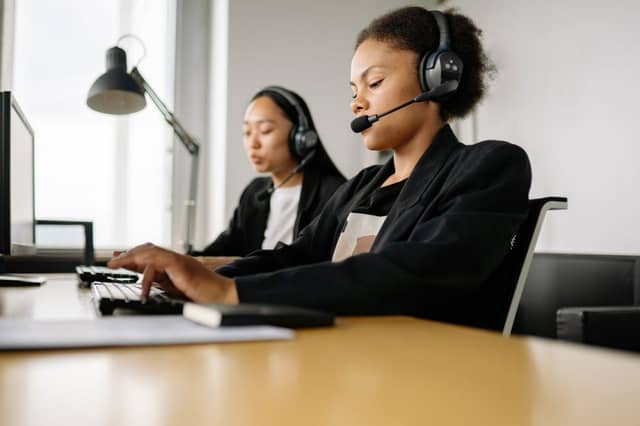 6 Cara Komplain JNE Terbaru Melalui Email hingga Ask Joni | IDN Times