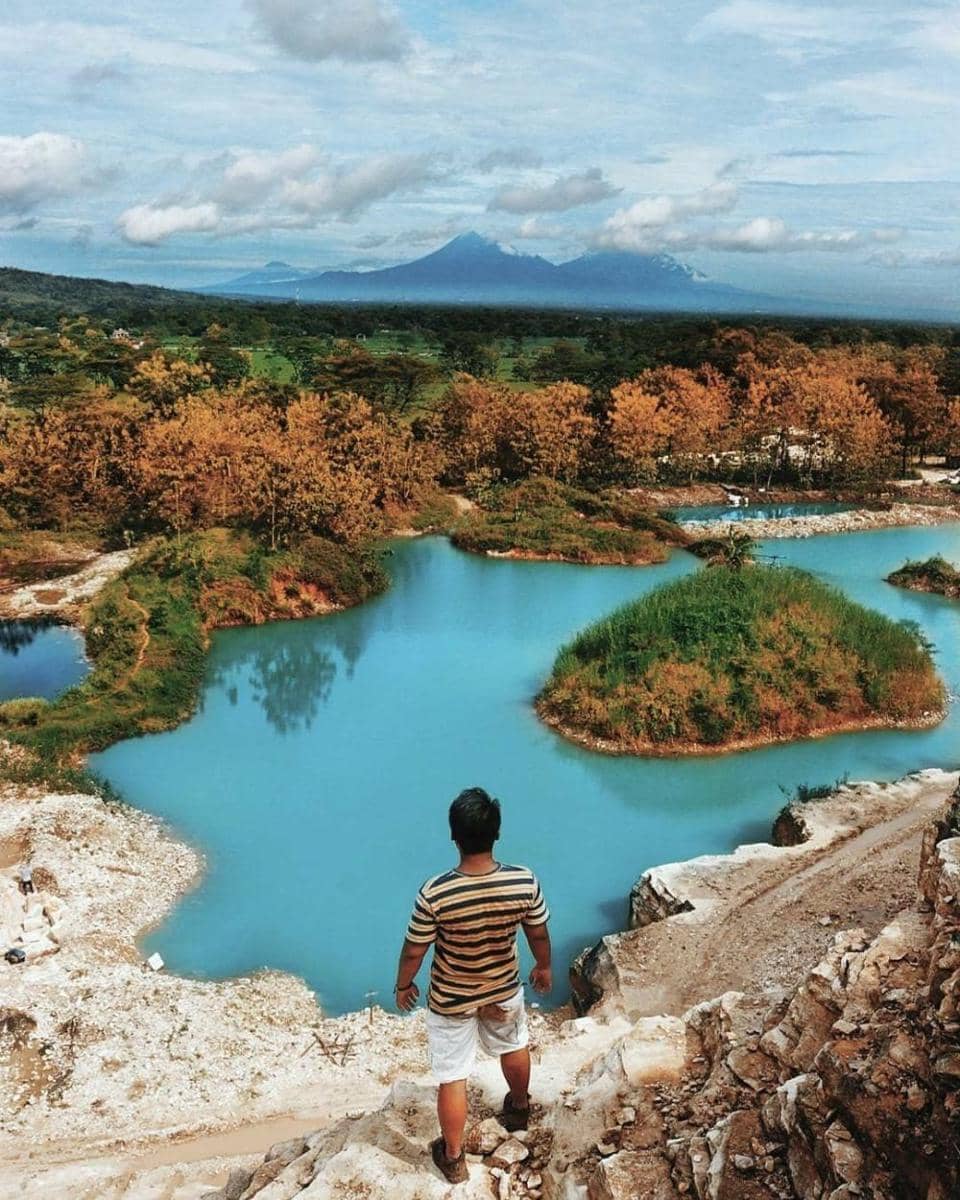 10 Danau Berwarna Biru di Indonesia, Pesonanya Indah | IDN Times