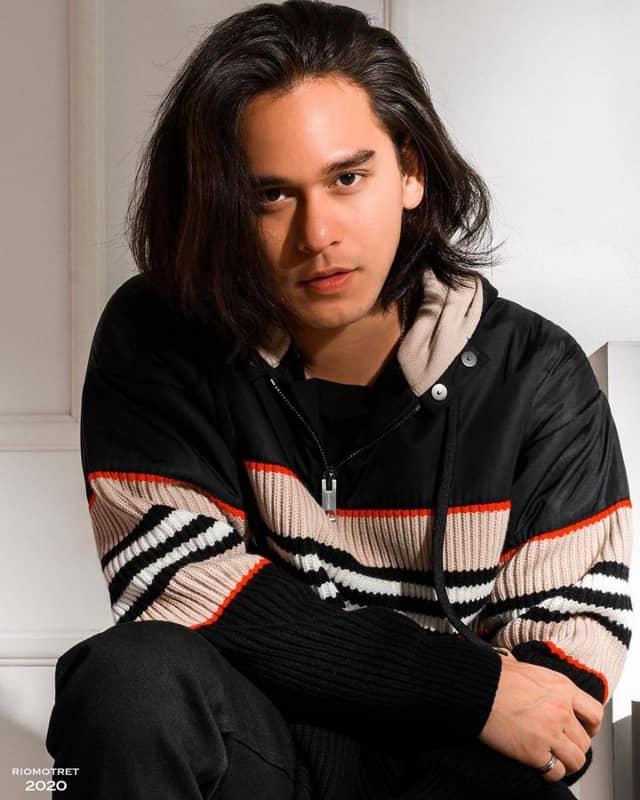 10 Pesona Artis Pria dengan Rambut Gondrong, Macho Abis! | IDN Times
