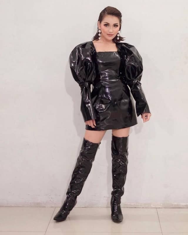 10 Potret Penyanyi Perempuan dengan Outfit Serba Hitam | IDN Times
