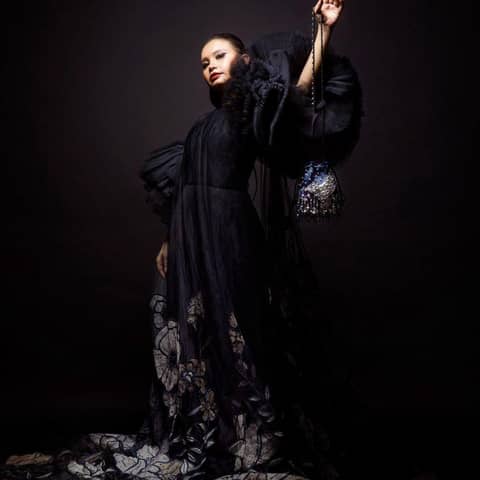 10 Potret Penyanyi Perempuan dengan Outfit Serba Hitam | IDN Times