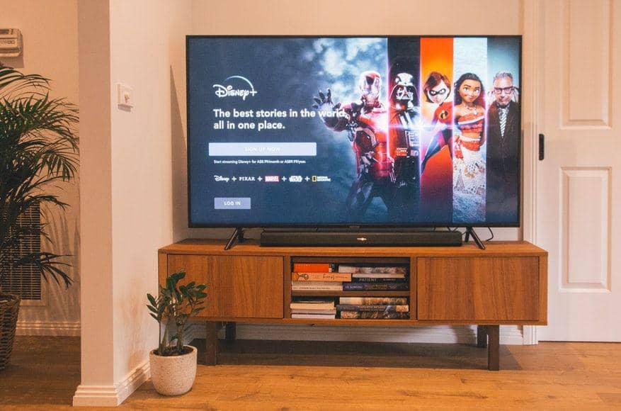 3 Cara Menghubungkan Laptop ke TV Tanpa Kabel untuk Nonton | IDN Times